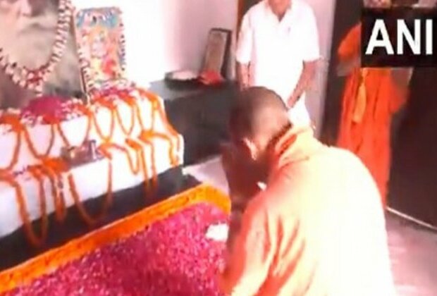 UP CM Yogi pays floral tribute at Paramhans Ramchandra Das Maharaj site ...