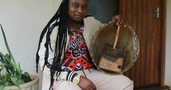 ZIMBABWE-HARARE-ARTIST-ANCIENT MUSICAL INSTRUMENT