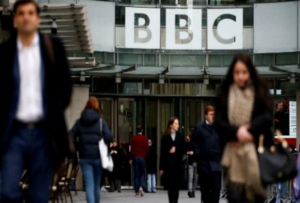 Caught on air: BBC News anchor makes 'inappropriate' gesture at start ...