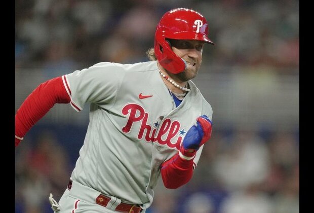 Phillies' Bryce Harper leaves game after HBP on elbow