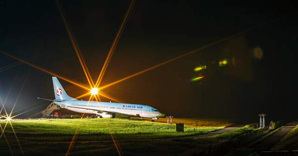 Delta plane wing hits runway while landing at NYC's LaGuardia