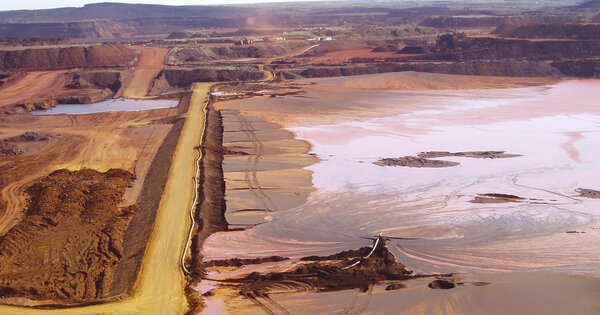 Thickened tailings deposition for closure