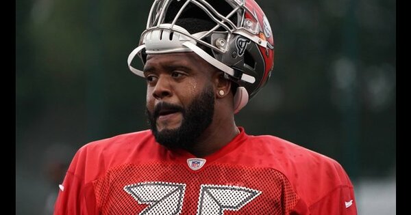 Bucs OL Smith questions risk of playing amid pandemic