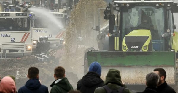 Tractor spray manure at police in Brussels