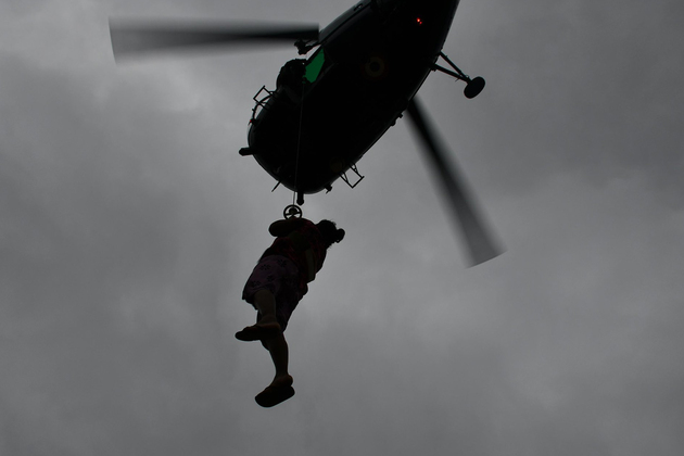 Indian helicopters carry out rescue operations in Sri Lanka