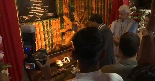 JK Lt. Governor Manoj Sinha unveils statue of Mahatma Gandhi and ...
