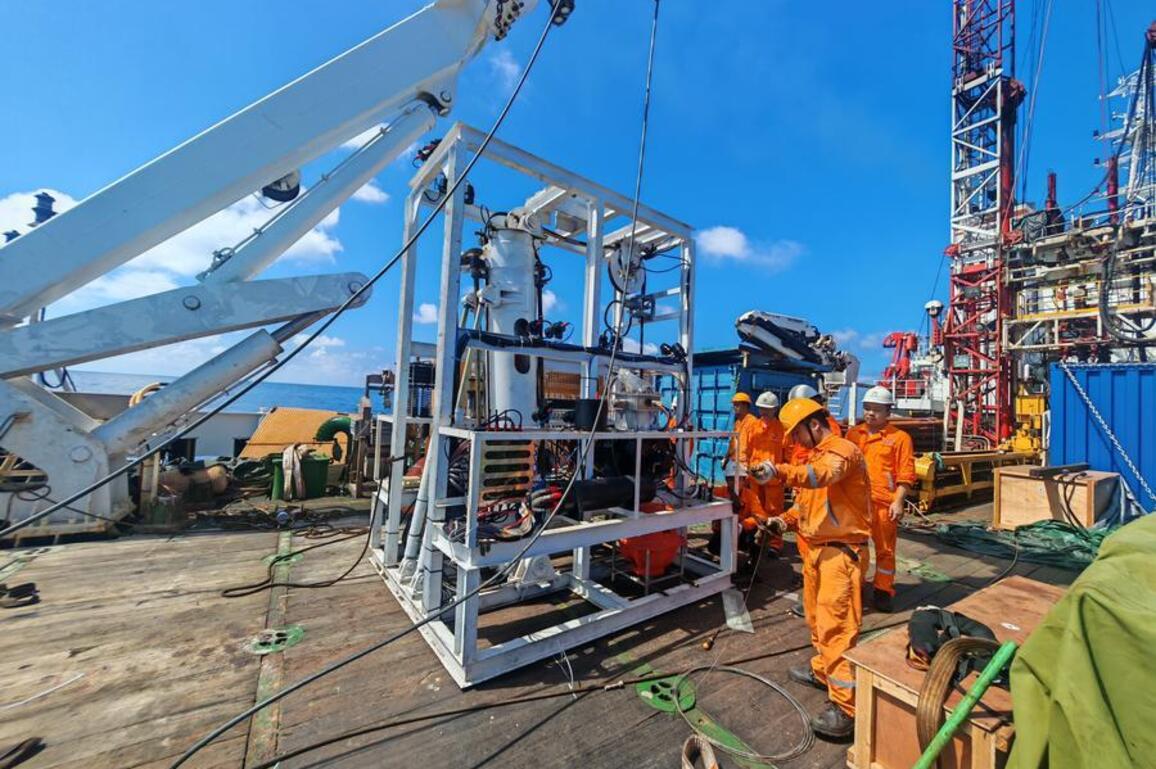 China unveils undersea drilling robot to boost deep-sea exploration