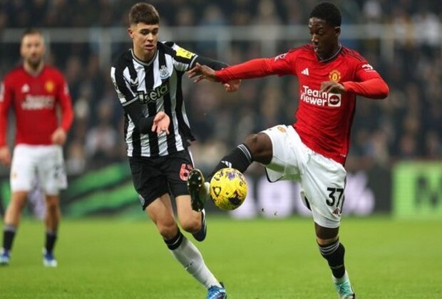 Premier League: Gordon's strike sinks Manchester United against ...