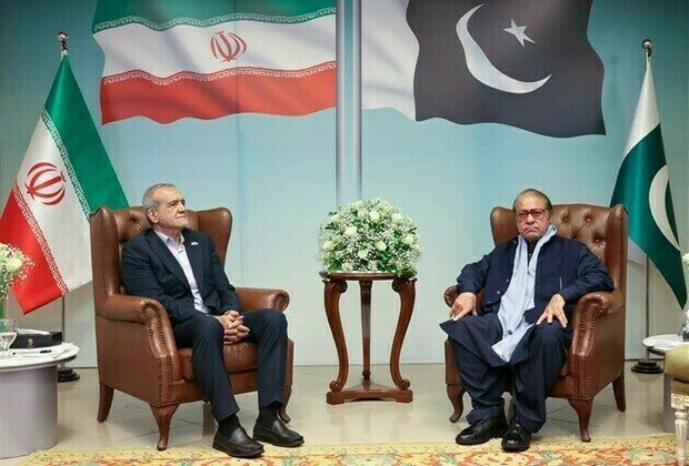 Iranian President Urges Muslim Cooperation in Pakistan Visit
