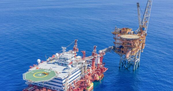 Floatel arrives at Pluto A platform