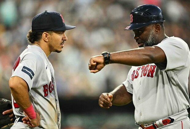 Reports: Red Sox fire coaches Dave Bush, Carlos Febles