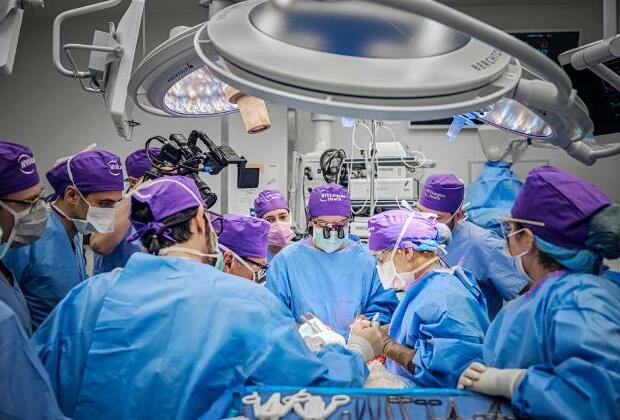 New York surgeons perform world's first eye transplant