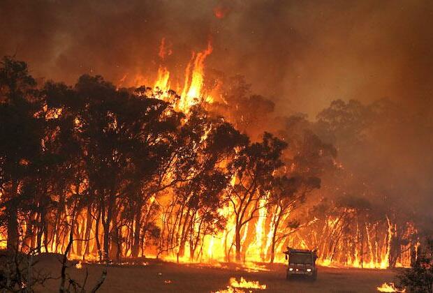 Fresh crews deployed as major bushfire approaches Australia's outback town