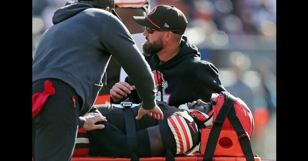 Browns LB Jeremiah Owusu-Koramoah (neck) carted off vs. Ravens
