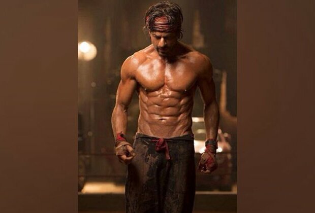 Shah Rukh Khan flaunts his ripped abs in leaked shirtless picture from 'Pathaan' sets