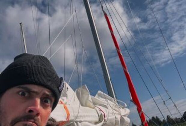 Oregon man sails to Hawaii with cat, greeted by fans and governor