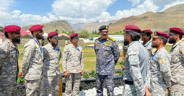 Indian Navy Chief interacts with Marine Commando personnel during his ...