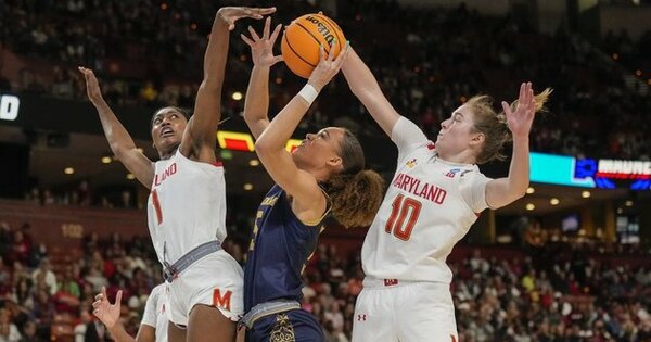 Women's NCAA roundup: No. 1 S. Carolina rolls past UCLA