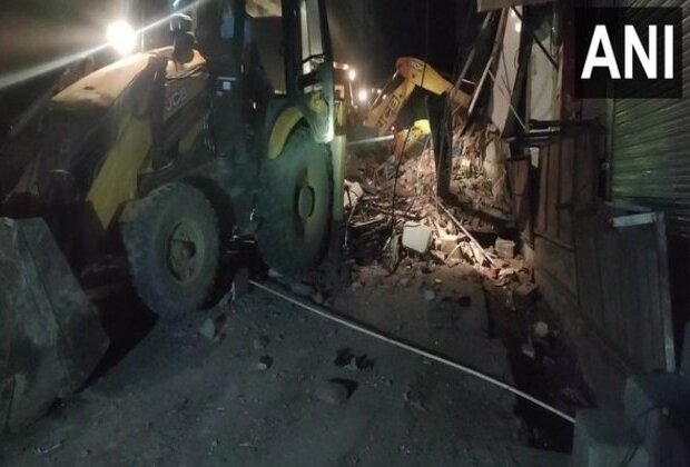 UP: 4 injured after building roof collapses in Aligarh