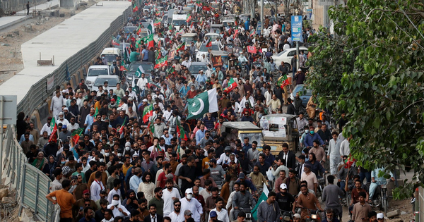Dry taps, boiling tempers: Angry Karachi residents block major hub over ...