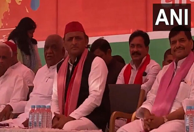 SP chief Akhilesh Yadav takes part in Holi celebrations at party office ...