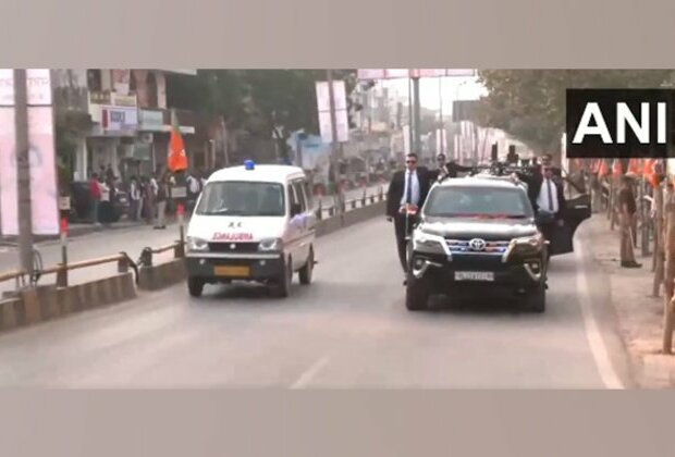 PM Modi stops convoy, gives way to Ambulance in Varanasi