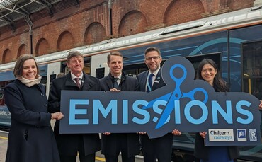 Chiltern Railways debuts first battery-diesel hybrid train ...