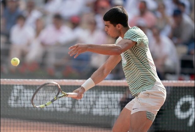 Carlos Alcaraz coasts at Wimbledon; Roger Federer honored