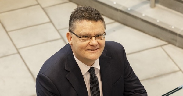 Bridgend chief executive to retire