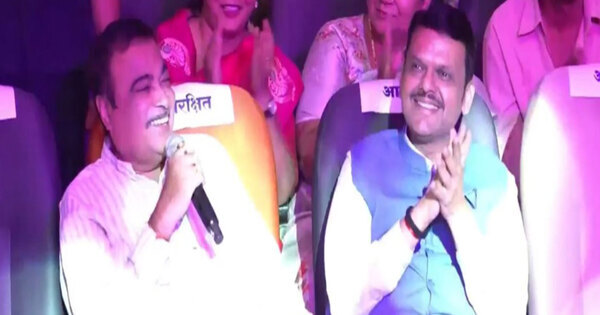Maharashtra CM Devendra Fadnavis, Nitin Gadkari sing at 'Khasdar Krida ...
