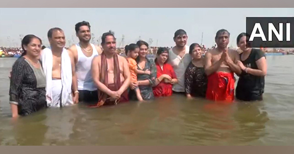 Prayagraj: Union Minister Pralhad Joshi takes holy dip at Sangam with ...