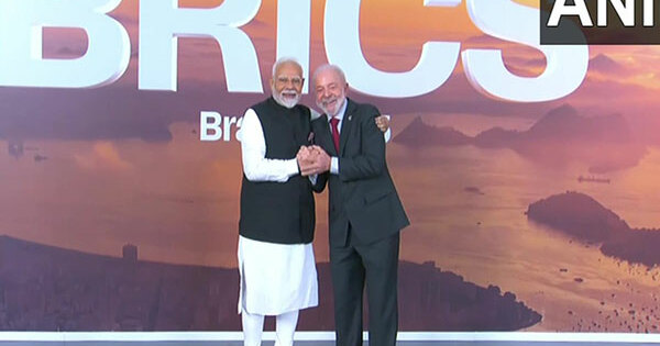 PM Modi shakes hands, shares hug with Brazil Prez, as he arrives for ...