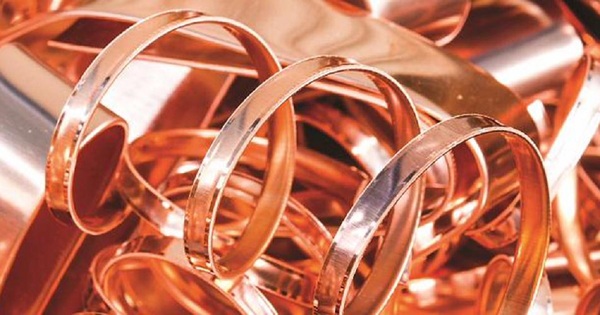 Copper gaining, iron ore under pressure