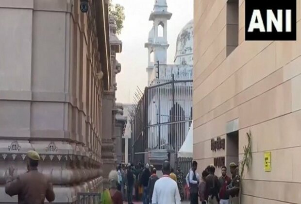 UP: Devotees flock to 'Vyas Ka Tehkhana' inside Gyanvapi mosque in ...