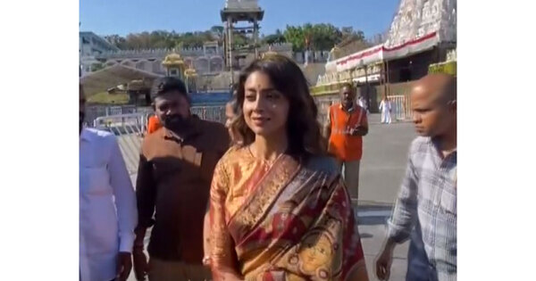 Shriya Saran offers prayers at Tirumala temple