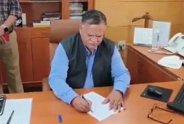Manoj Kumar Singh, IAS, takes charge as new Chief Secretary of Uttar ...