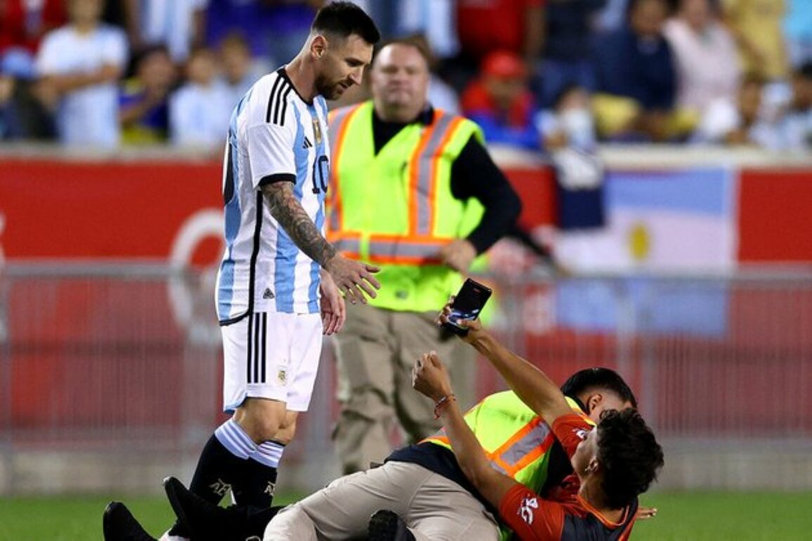 Pitch invader makes unusual Messi demand