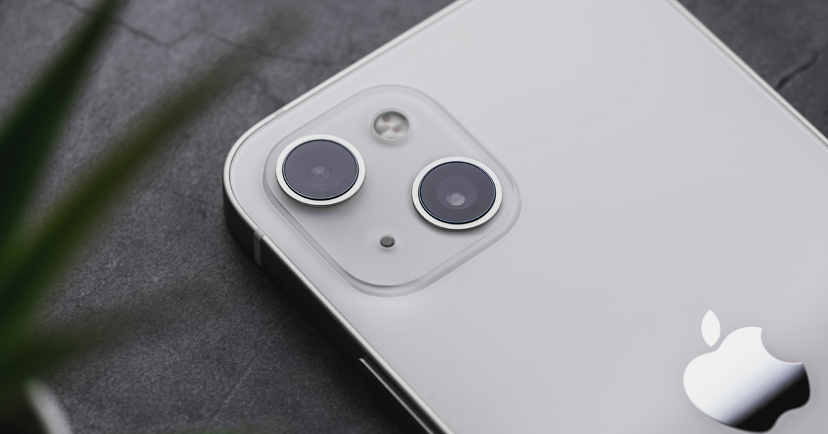 Warren Buffett slashes Apple stake as Berkshire cash soars to record high