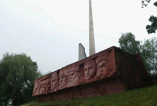 No glory for Ukrainian town tearing down WWII memorial Moscow