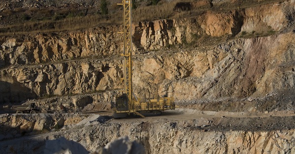 Caterpillar introduces MD6310 blasthole drill