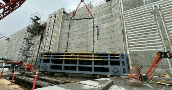 Miter gate installation begins at Chickamauga Lock