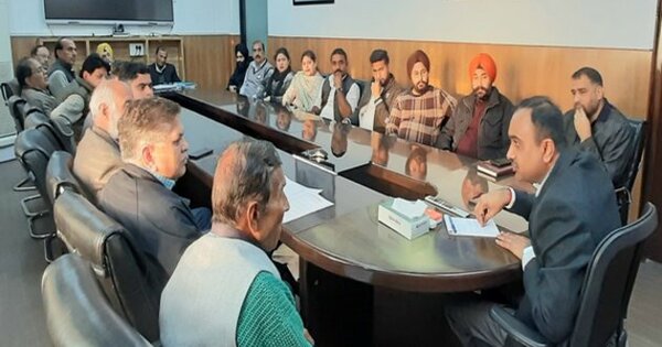 Jammu Divisional Commissioner meets with representatives of West ...