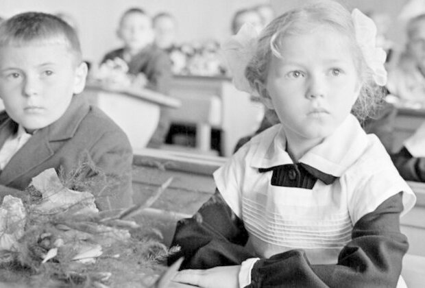 Soviet kids very first school day in PHOTOS