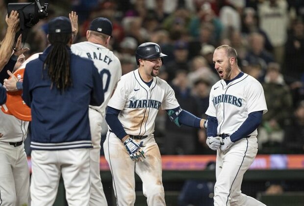 Mariners walk off on Braves after pitchers' duel