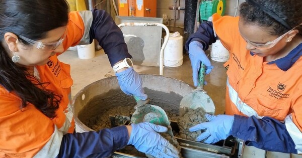 'Making sausages': the team extracting clean sand to prevent tailings